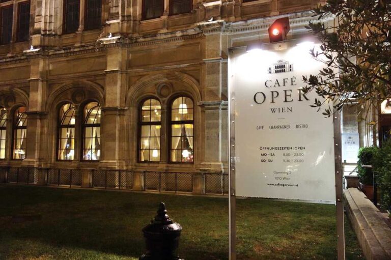 ウィーン国立オペラ座に併設のカフェ「Café Oper Wien」23時まで営業で便利！