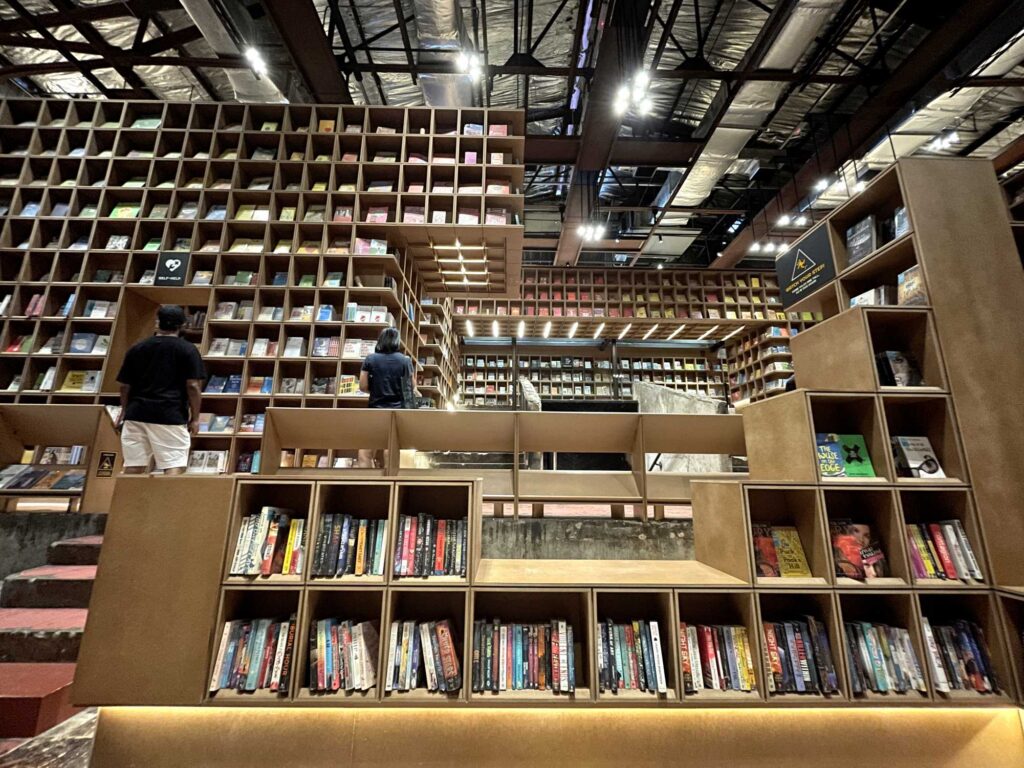 マレーシアKLにある迷路の様な「書店」が面白い！REX KL BookXcess