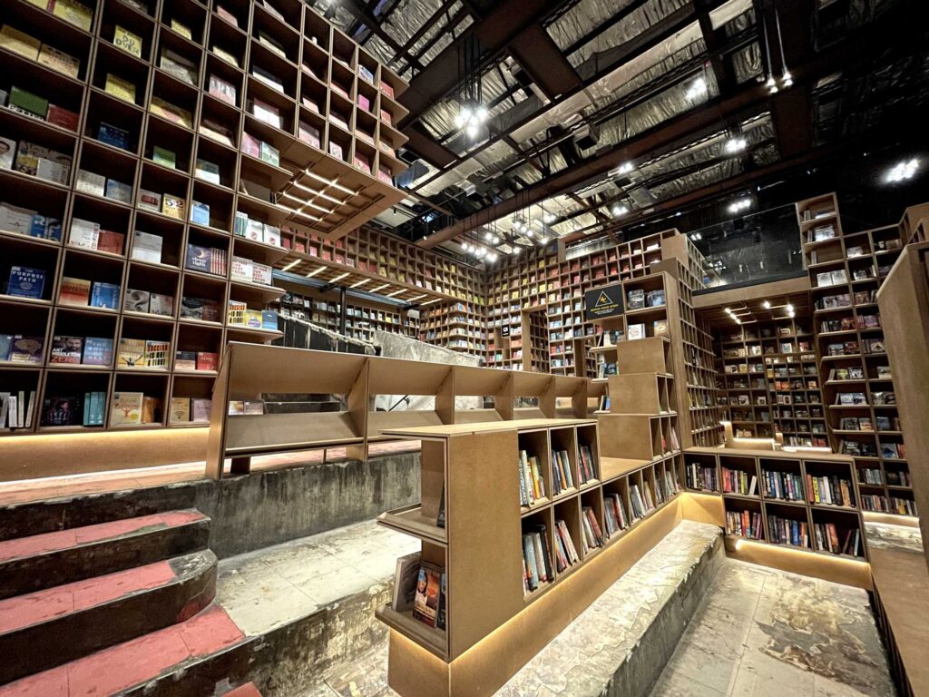 マレーシアKLにある迷路の様な「書店」が面白い！REX KL BookXcess